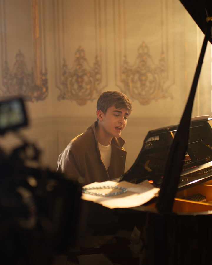 Sam Sabba, da Disney Plus, emociona com composição autoral romântica