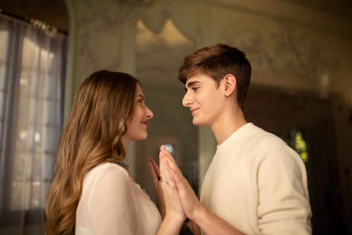 Sam Sabba, da Disney Plus, emociona com composição autoral romântica