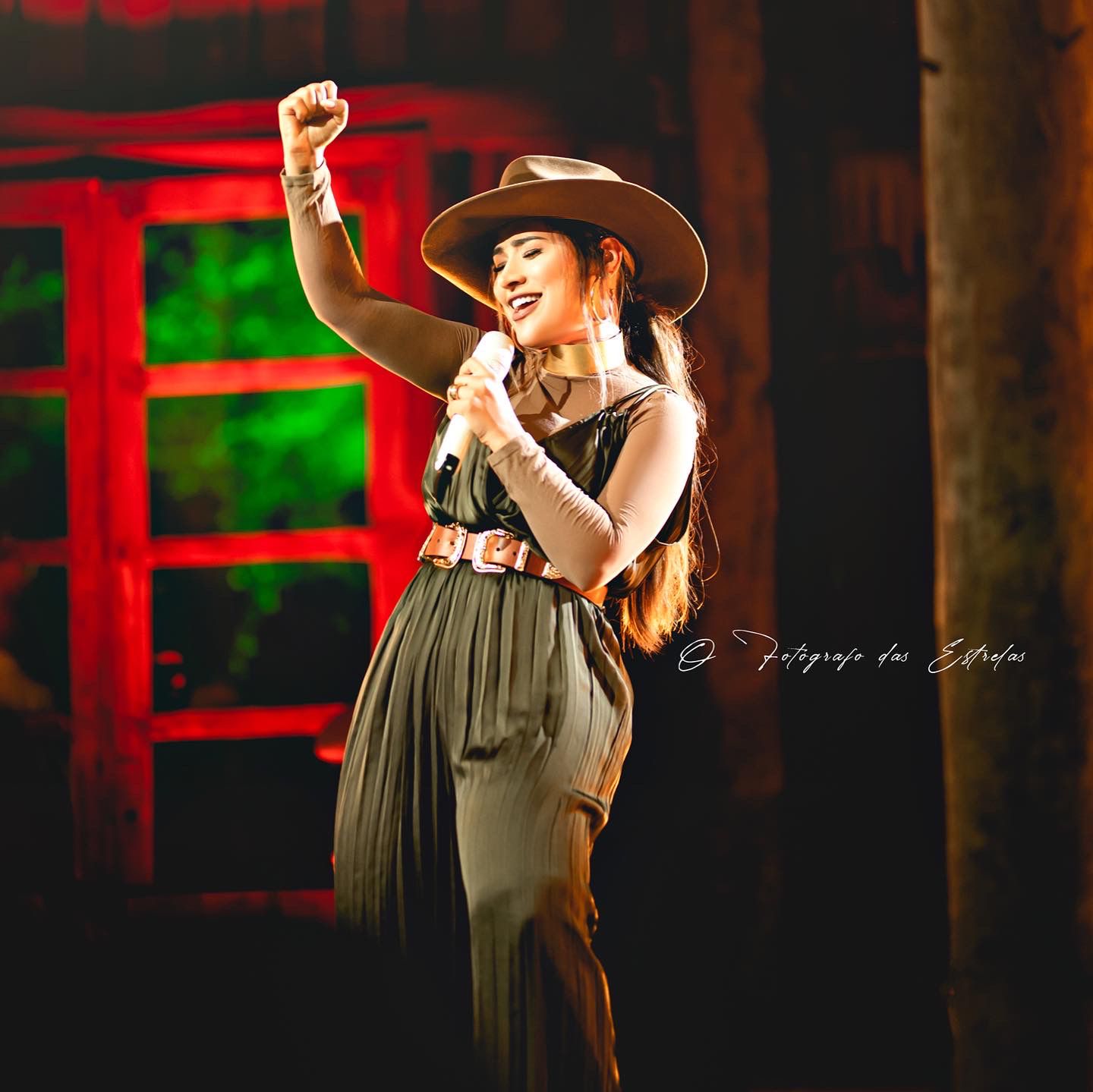 Simone Mendes lança "Me Ama ou Me Larga" e inicia nova fase com DVD