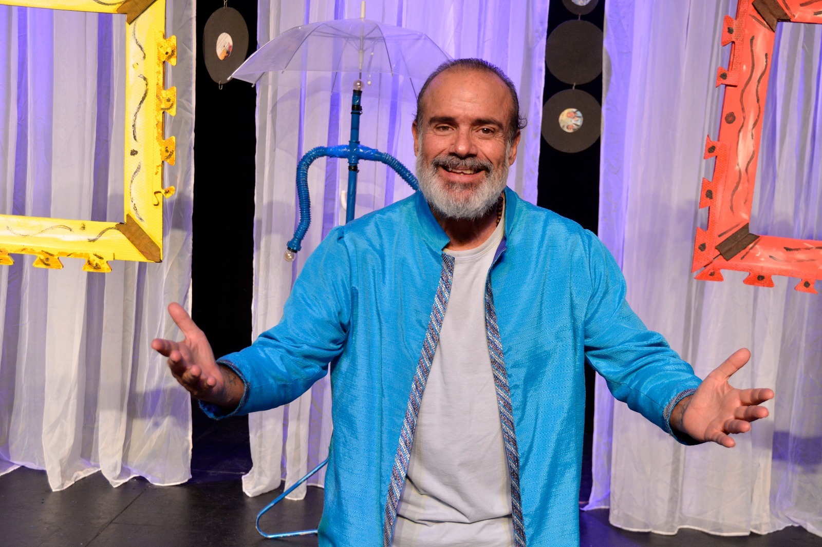 André Mattos estreia nos palcos com a comédia familiar "Antes só do que ...