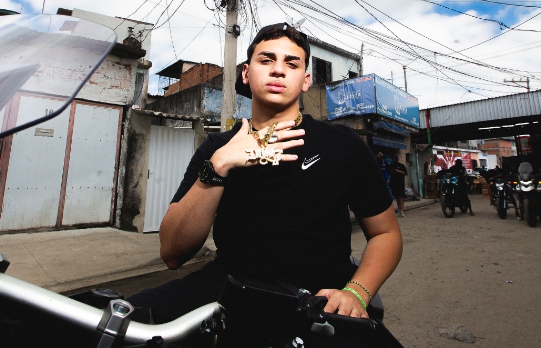 Dom7 conquista o rap carioca com talento, atitude e um sonho gigante