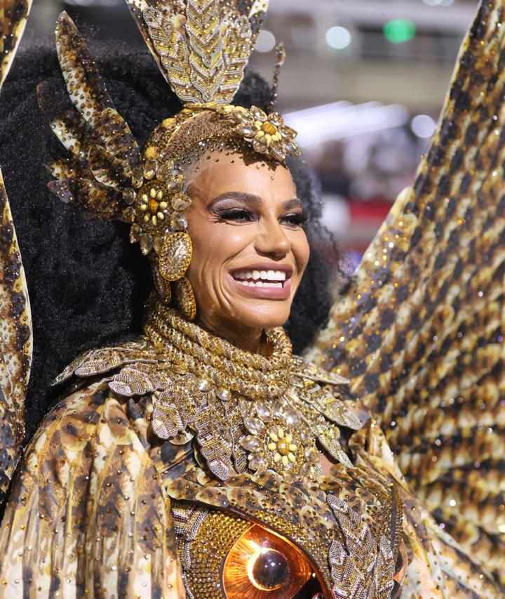 Musa da Beija-Flor, Savia David brilha na Avenida com Fantasia super cavada
