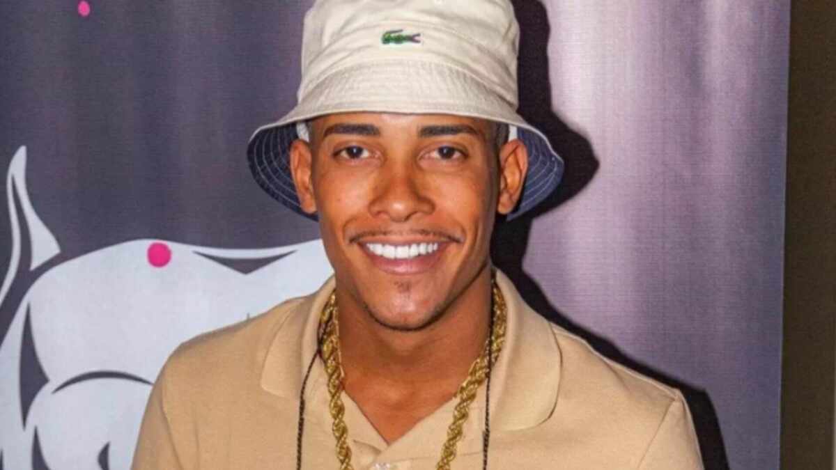 MC Poze do Rodo é ovacionado na porta da prisão após ser solto