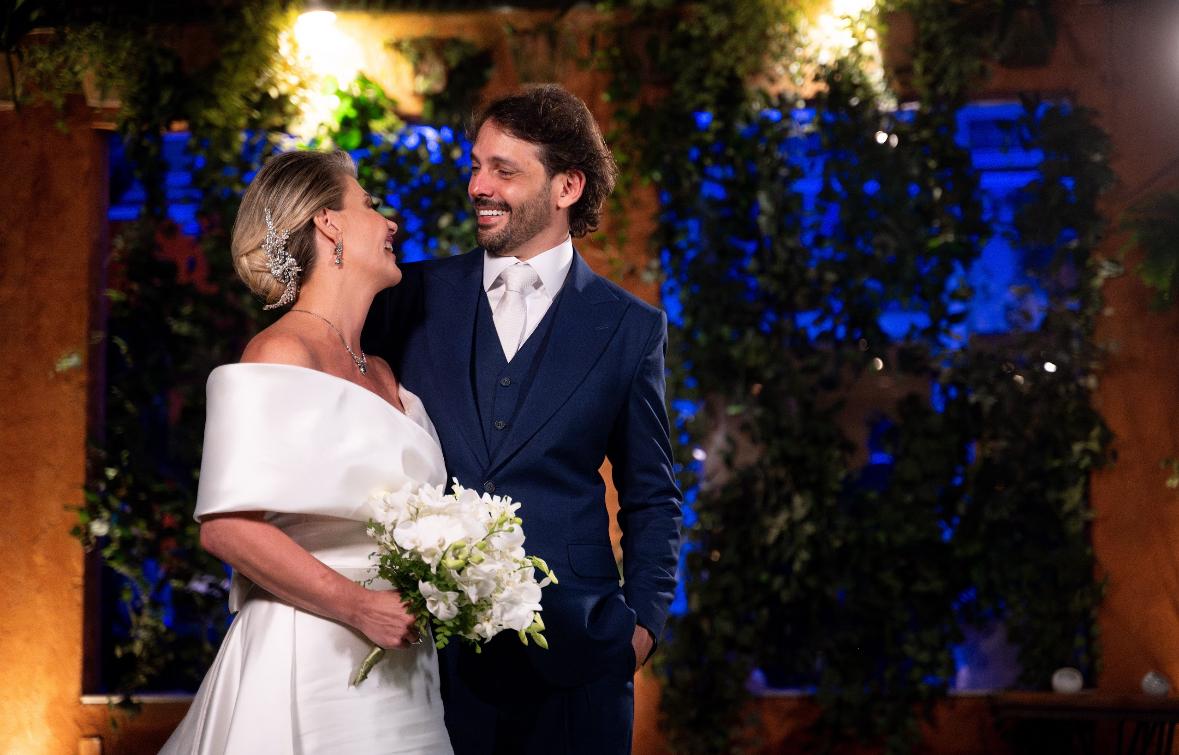 Casamento Carla Bolla e Thiago Castilho com cerimônia ao ar livre em ...