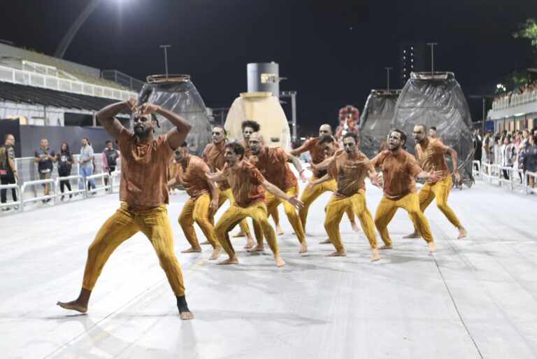 Gaviões da Fiel ecoa resistência indígena no Anhembi em ensaio técnico ...